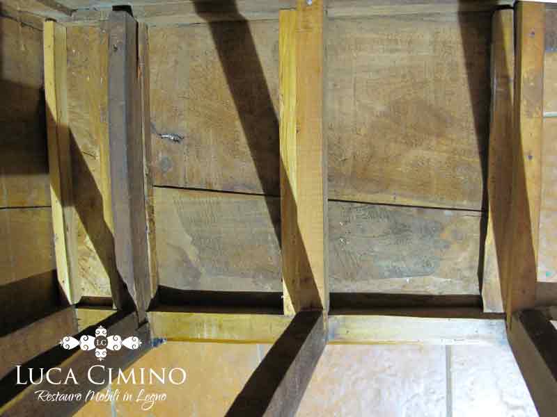 Il ritiro del legno e il restauro di un comò antico a Genova
