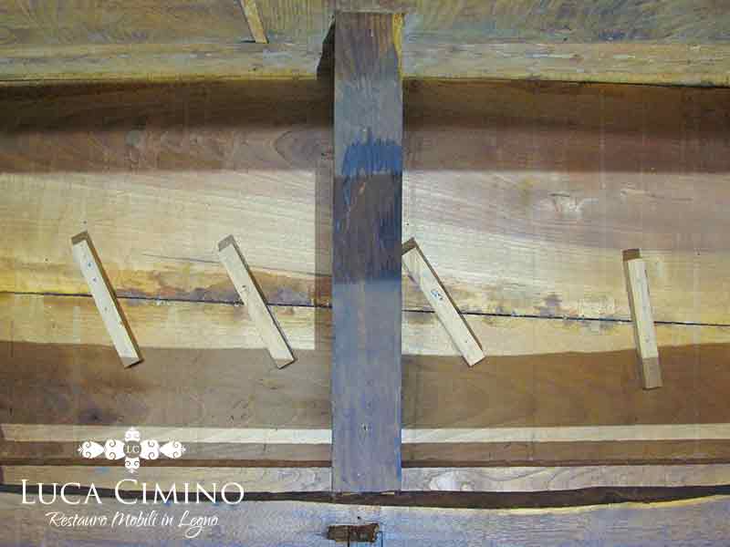 Il ritiro del legno e il restauro di un comò antico a Genova