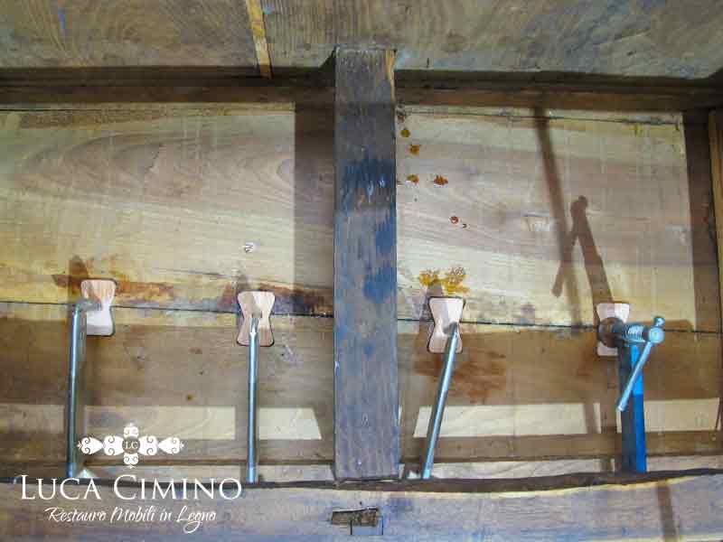 Il ritiro del legno e il restauro di un comò antico a Genova