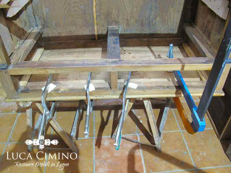 Il ritiro del legno e il restauro di un comò antico a Genova