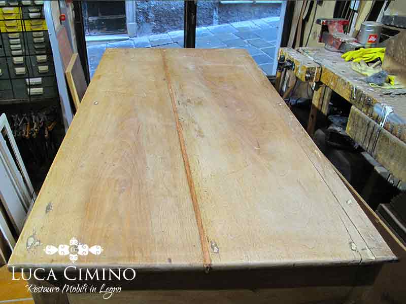 Il ritiro del legno e il restauro di un comò antico a Genova